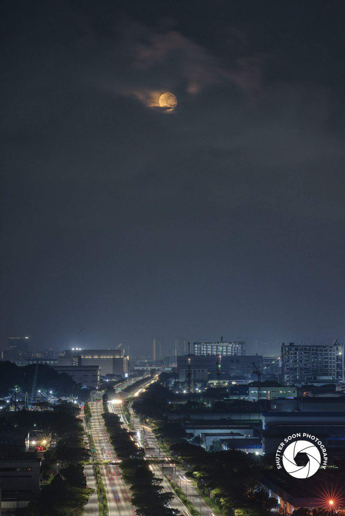 Skygazers get lucky as break in clouds lets them catch year’s last ...