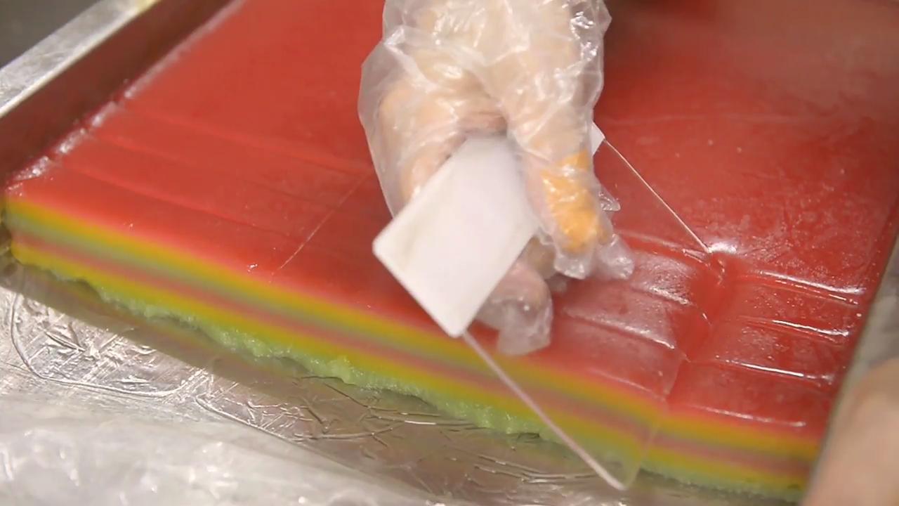 Video: Lek Lim Nonya Cake Confectionery makes traditional kueh | The ...