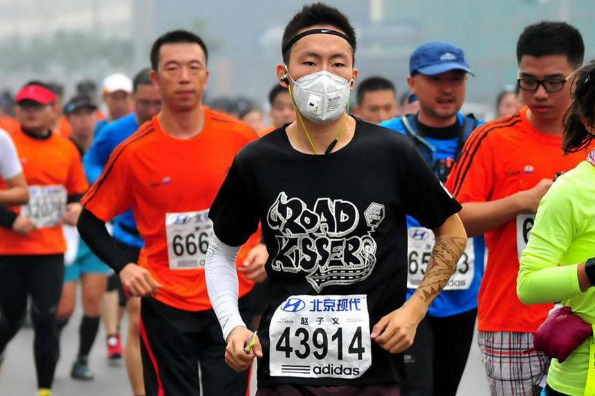 Runners wear masks as smog hits Beijing marathon | The Straits Times