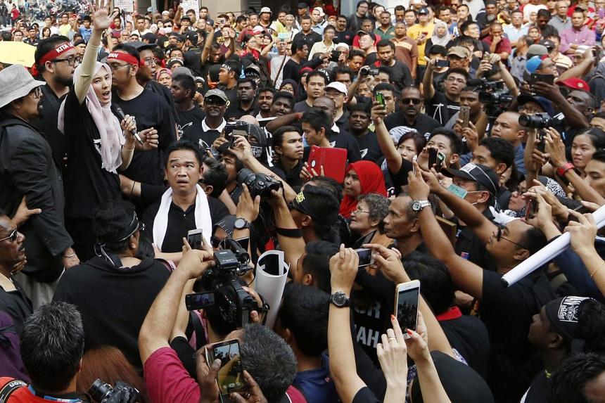 Protesters shave heads, demand Anwar be allowed to attend Parliament ...