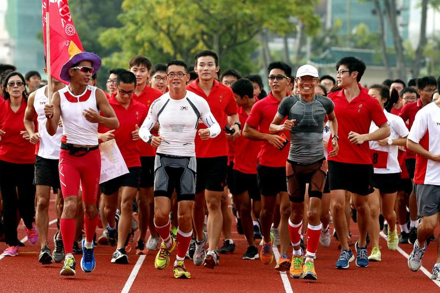 Runners get boost from 3,000 teenagers | The Straits Times