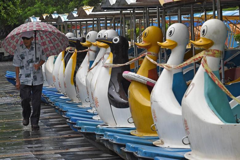 Two die, thousands flee as typhoon bears down on Taiwan | The Straits Times