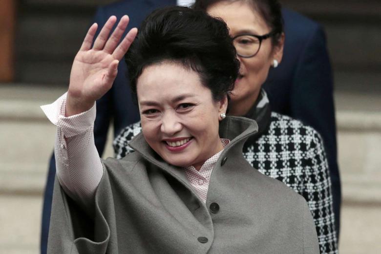 Chinese first lady escapes pomp of British visit to charm students and ...