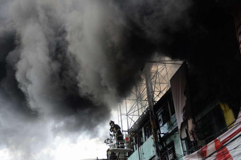 Inmates flee, thousands homeless in Manila slum blaze | The Straits Times