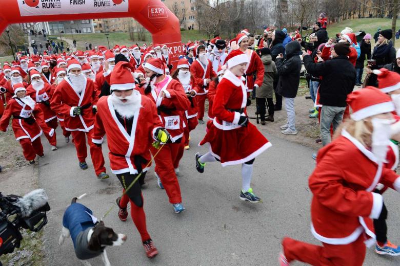 1,000 jogging Santas run for charity in Sweden | The Straits Times