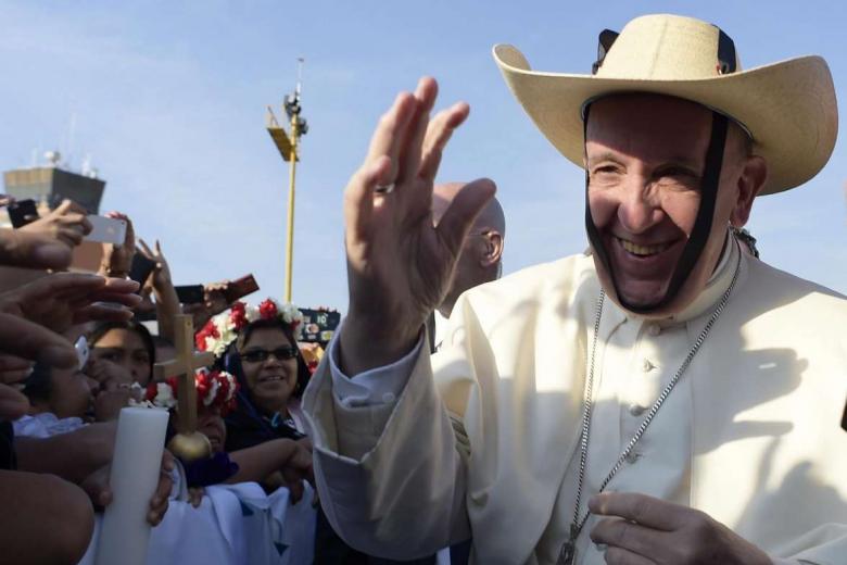 Laser beam pointed at Pope's plane at start of Mexico visit - Alitalia ...