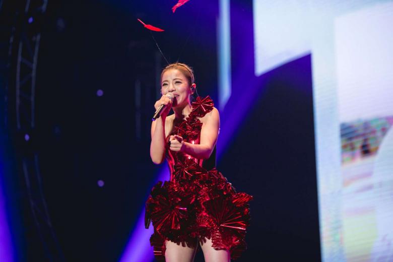 Della Ding Dang puts on a great show, but where's the emotion in the ...