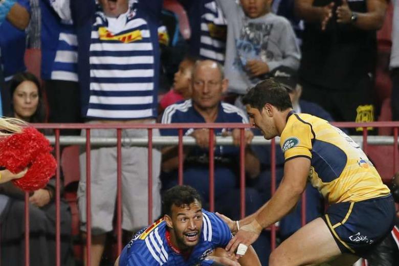 Super Rugby: Dubious try, kicking howler critical in ending winning ...