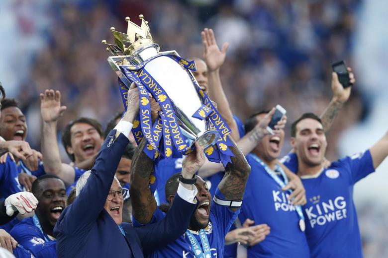 Football: Wes Morgan lifts trophy to complete Leicester fairytale | The ...