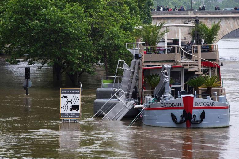 In Pictures: South of Paris washed out amid flood emergency | The ...