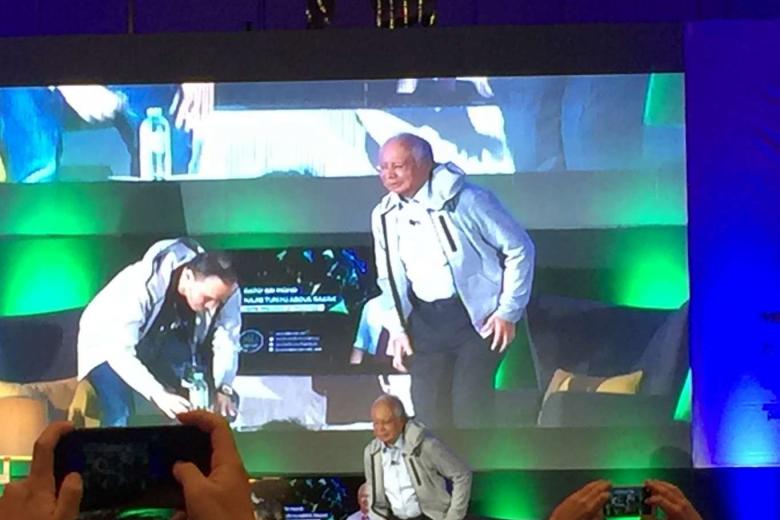 Malaysia PM Najib surprise guest at KL Internet event, reveals he plays ...