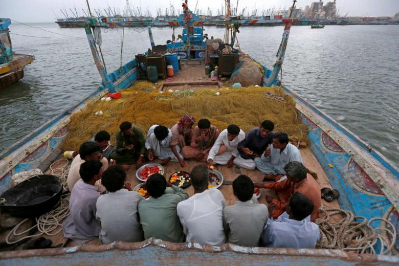 In Pictures: Muslims celebrate the end of Ramadan around the world ...