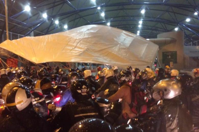 Massive traffic jam at Tuas Checkpoint after 2 canopies fall due to ...