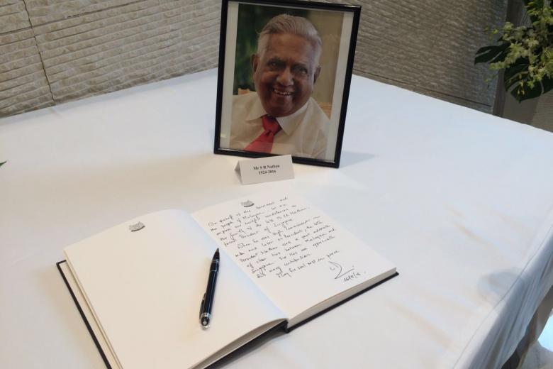 Malaysia's PM Najib signs condolence book for former Singapore ...