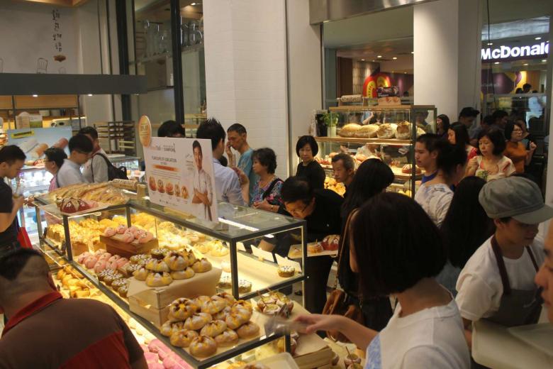 Queues form at BreadTalk for launch of masterpiece premium collection ...