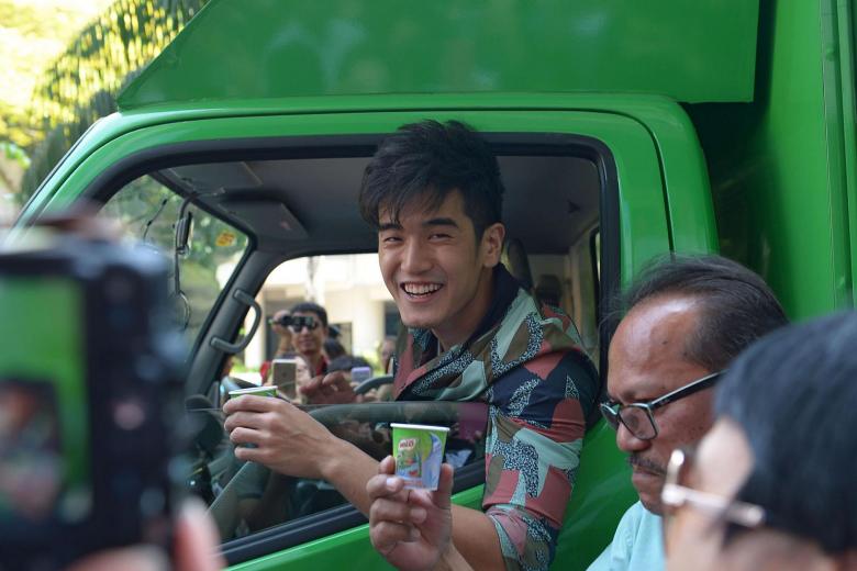 Hundreds show up for Nathan Hartono and free iced Milo | The Straits Times
