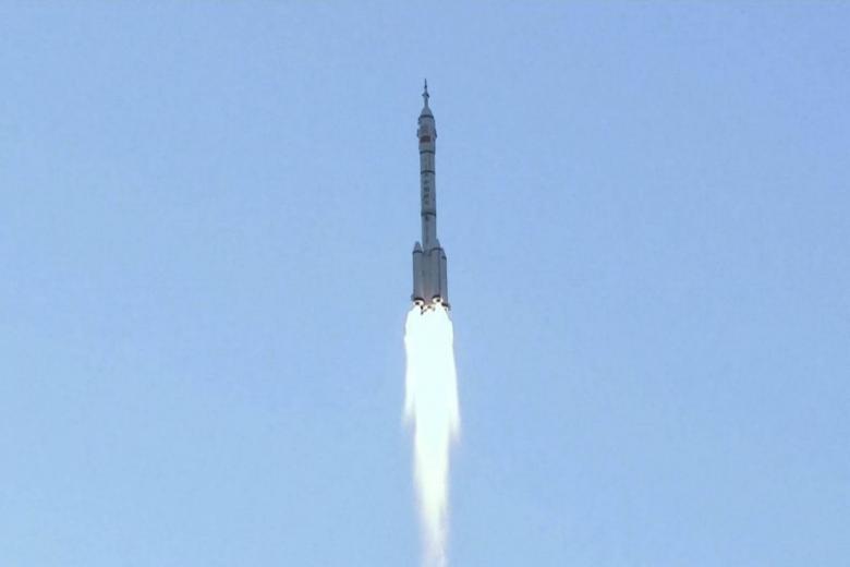 China's manned spacecraft Shenzhou-11 blasts off into orbit | The ...