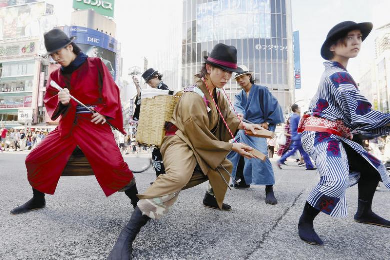 Japan's 'Samurai' performers stage 'sword fights', clean up Tokyo's ...