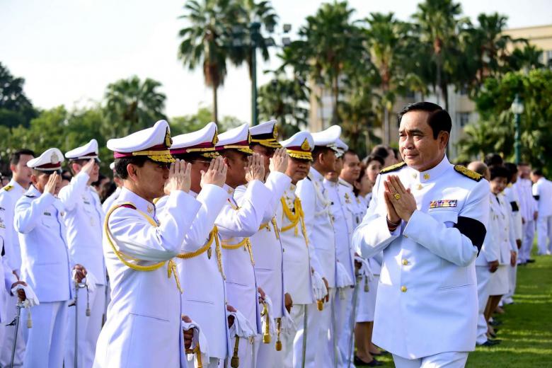Ramping up royalism, Thai junta stages mass loyalty ceremony | The ...
