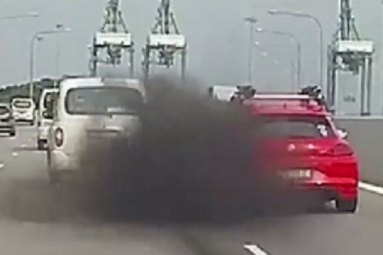 Taxi releases 'smoke screen' after blocking off car on MCE | The ...