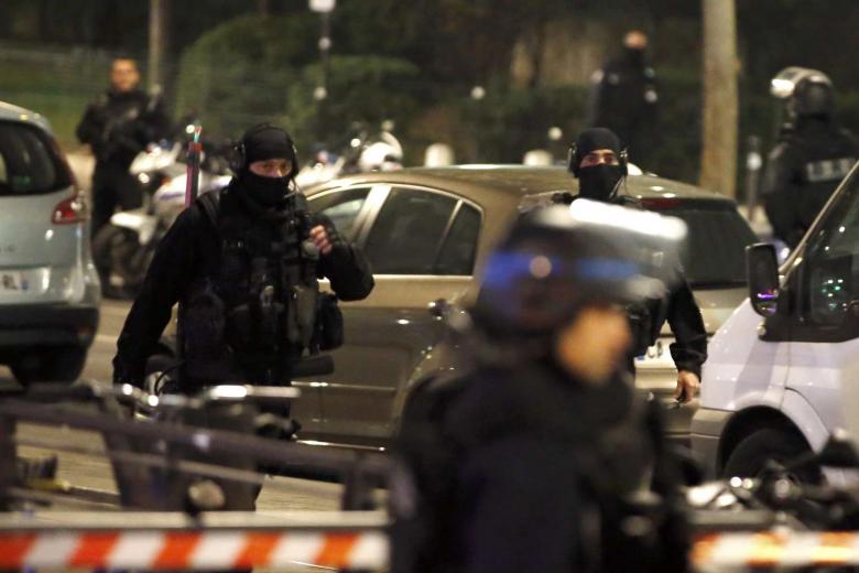 Hostages safe in Paris armed robbery, thief on the run | The Straits Times