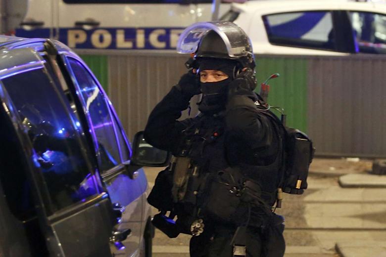 Hostages safe in Paris armed robbery, thief on the run | The Straits Times