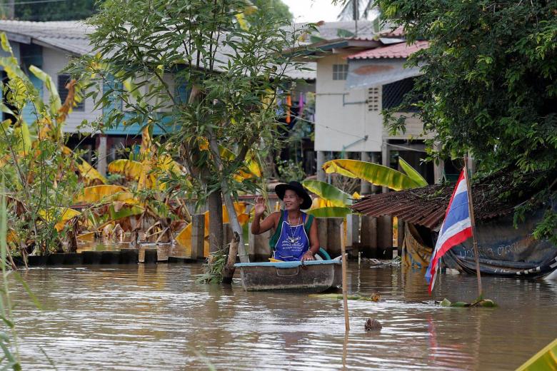 Heavy flooding in Thailand kills 14, inundates tourist islands Samui ...