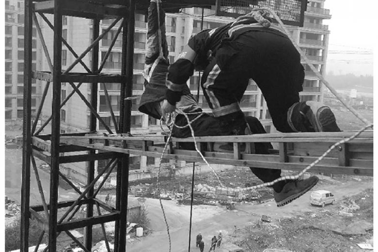 Construction worker in China hangs by single rope after falling from 7 ...