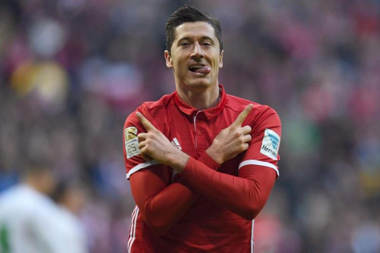 Football: Bayern striker Robert Lewandowski extends deal to 2021 | The ...