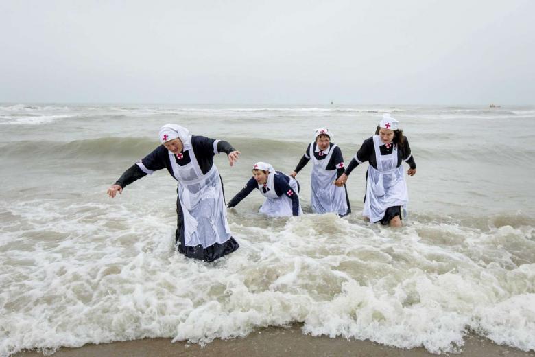 Goose-bump gala: tens of thousands take icy Dutch dip | The Straits Times