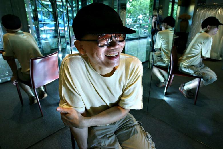 Singapore fashion icon Tan Yoong dies after fall | The Straits Times