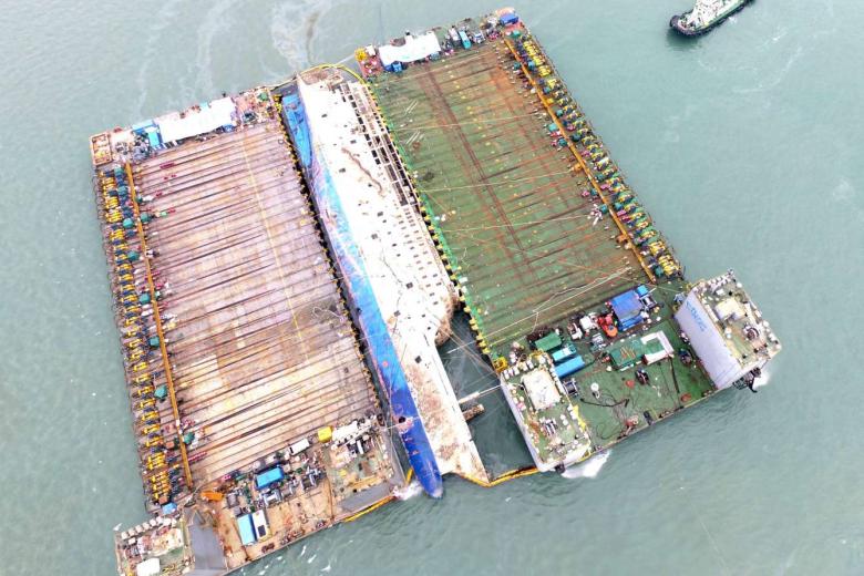 South Korea's sunken Sewol ferry starts final journey | The Straits Times