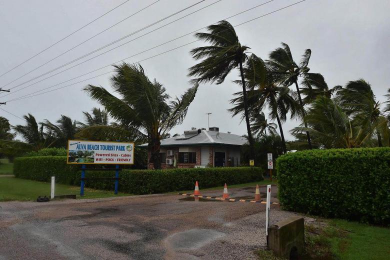 Thousands shelter as 'screaming, howling' Cyclone Debbie hits north ...
