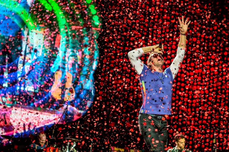 Concert Review: Coldplay put on a carnival-like, kaleidoscopic show at ...
