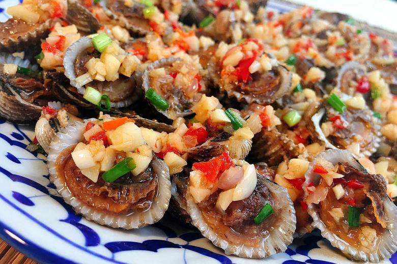 Drunken cockles with a spicy garlic dressing | The Straits Times