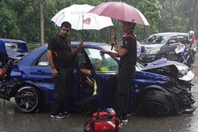 2 injured after blue Subaru crashes into lamp post on SLE | The Straits ...