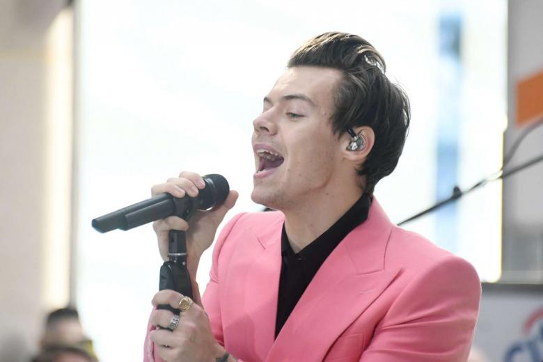 One Direction singer Harry Styles' solo album tops US Billboard chart ...