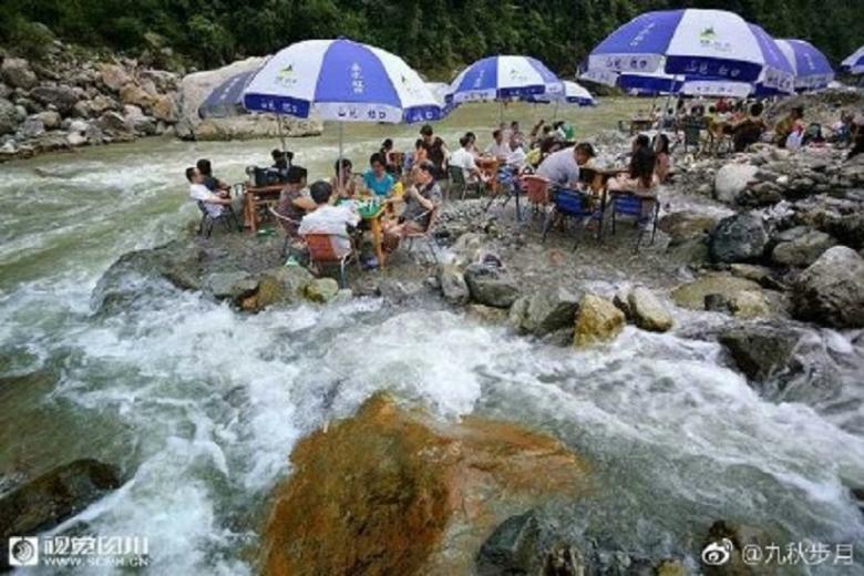 Chengdu citizens play mahjong in river to cope with scorching heatwave ...