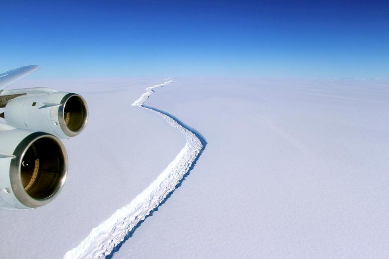 Giant Antarctic iceberg begins drift seaward | The Straits Times