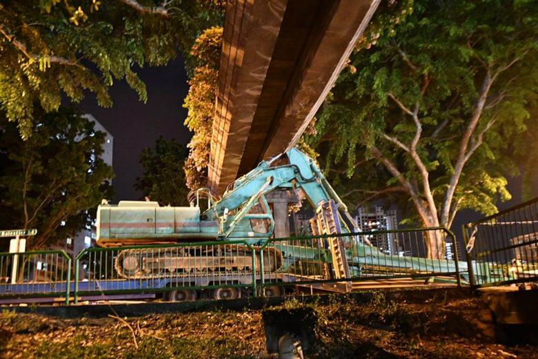 4Jun2021 Balestier Road excavator cam footage of Lorry Crane Gim Sen ...