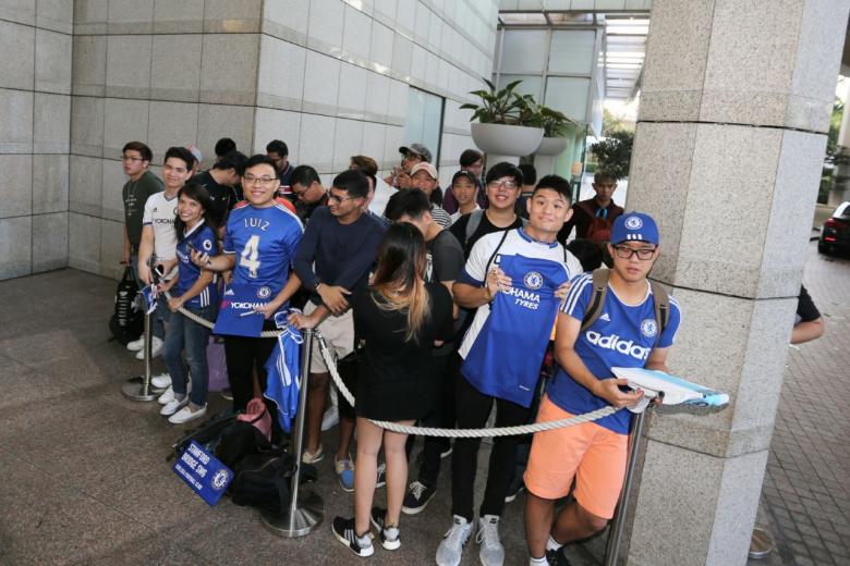 Football: Chelsea arrive for ICC Singapore, fans throng Ritz-Carlton to ...