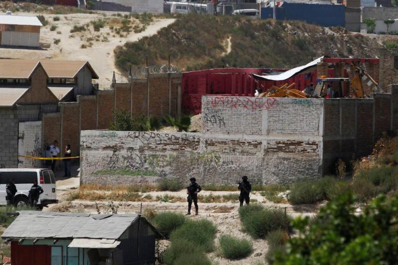 Mass grave with over 600 human bone fragments found near US border ...