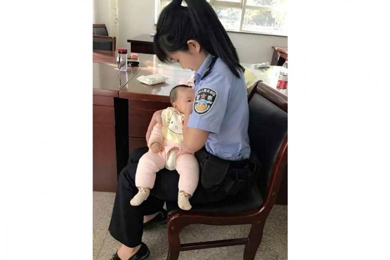 Photo of bailiff breastfeeding defendant's baby goes viral in China ...