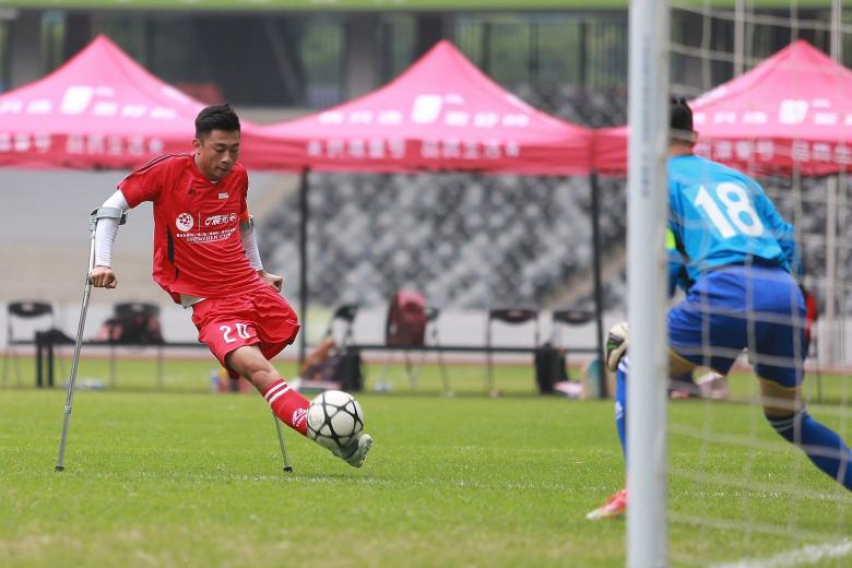 One-legged football 'king' melts Chinese hearts | The Straits Times