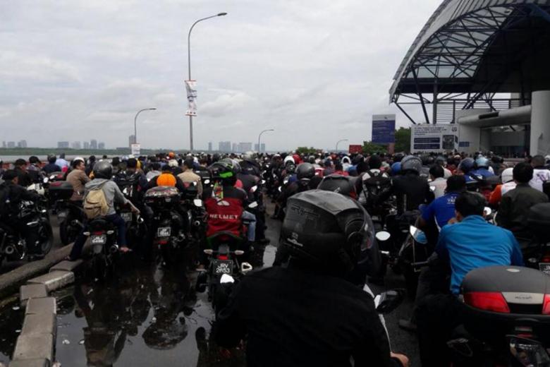 Heavy traffic at Tuas Checkpoint on Thursday morning due to problems ...