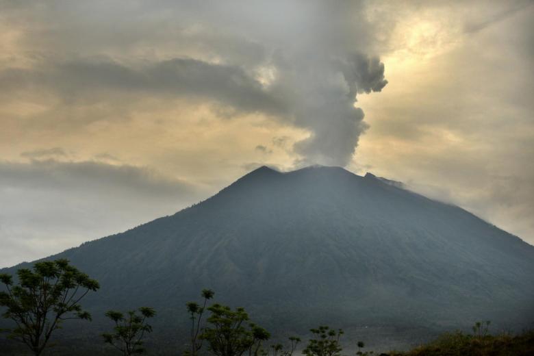 Scientists look to Bali volcano for clues to curb climate change | The ...
