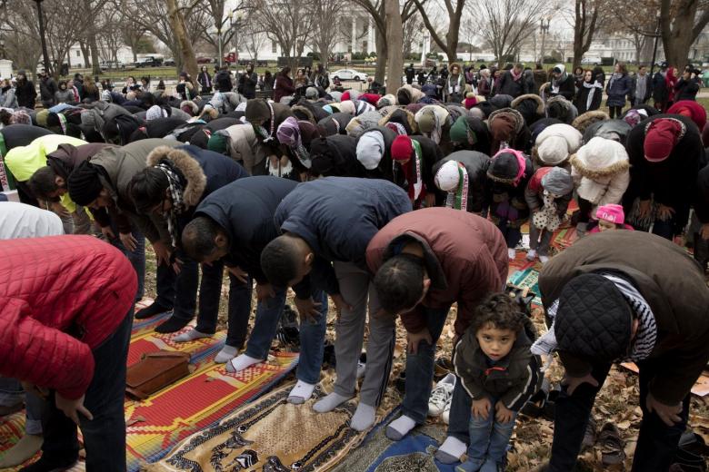 Muslims pray outside White House to protest Trump Jerusalem move | The ...