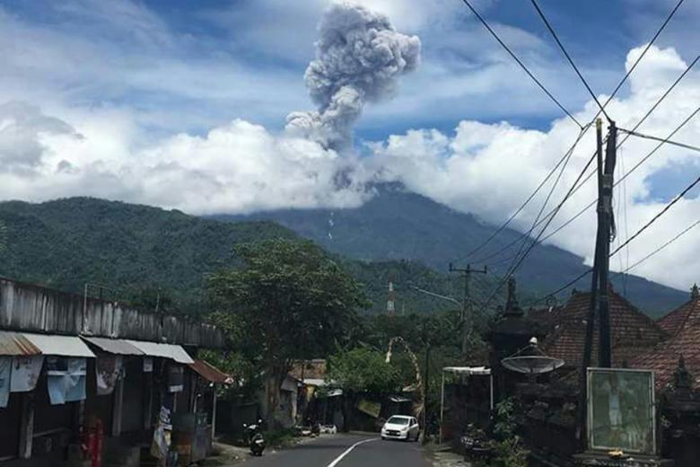Small eruption on Agung after Jokowi visit to assure tourists | The ...