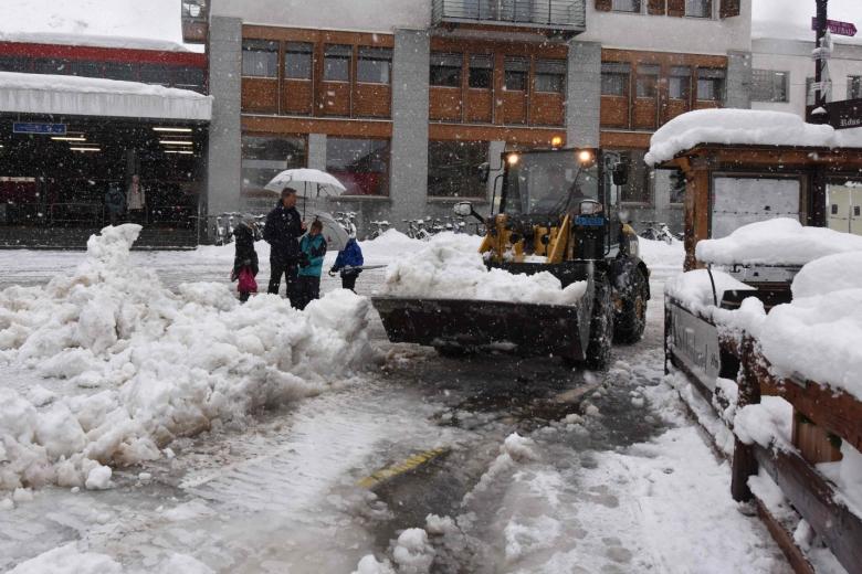 Tourists airlifted from snowbound Swiss ski resort | The Straits Times