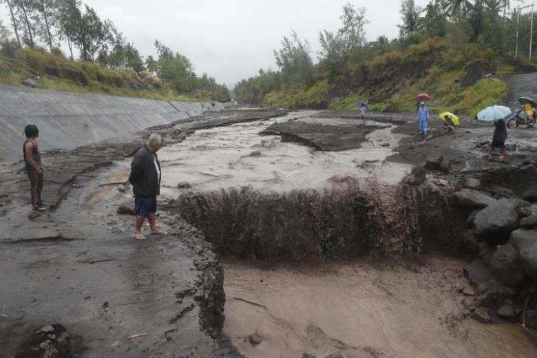Deadly mudflows threaten residents near erupting Philippine volcano ...